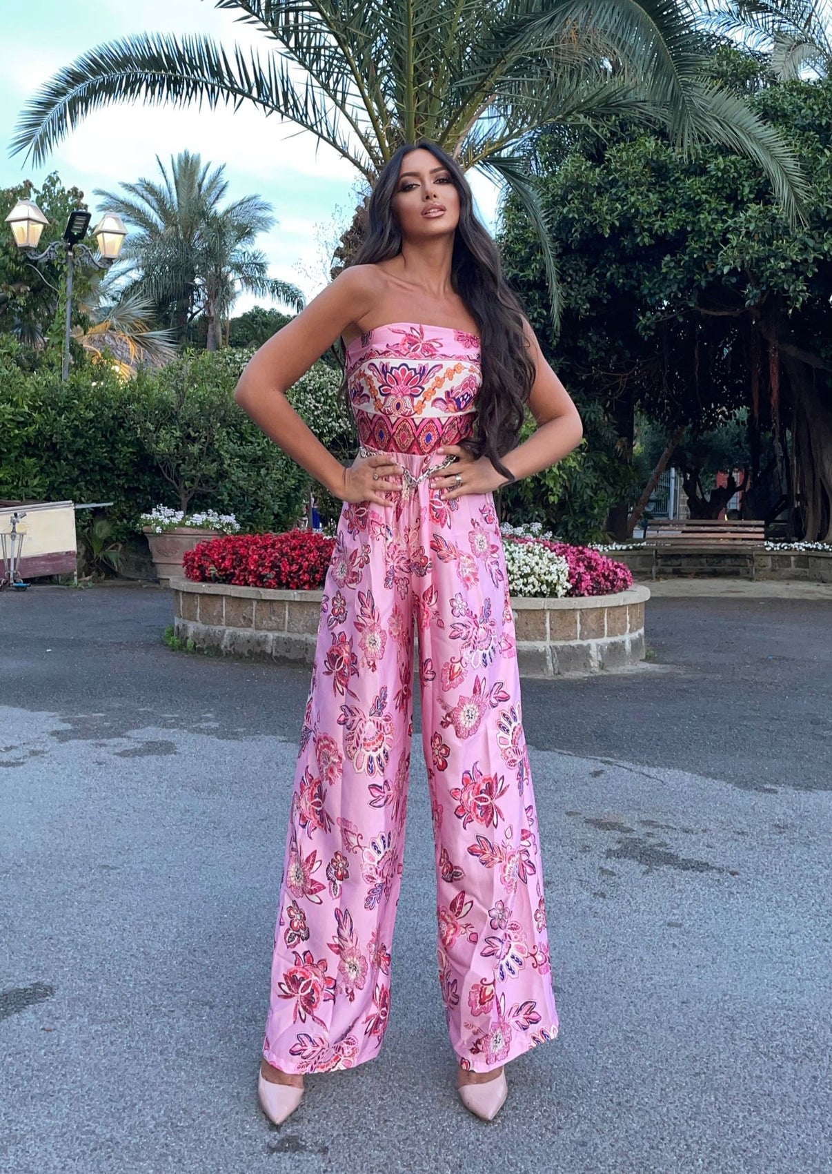 Tuta rosa a fascia a fantasia