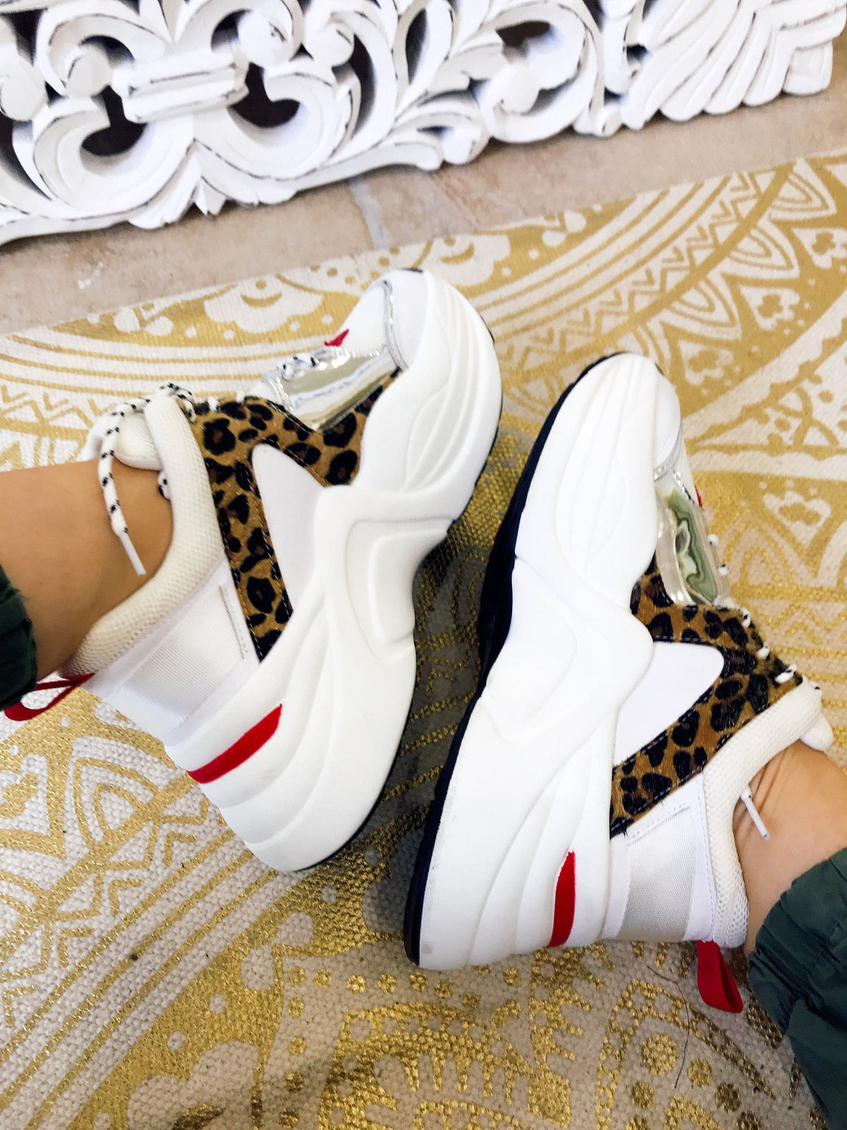 Sneakers maculate con banda rossa | R.a. Boutique